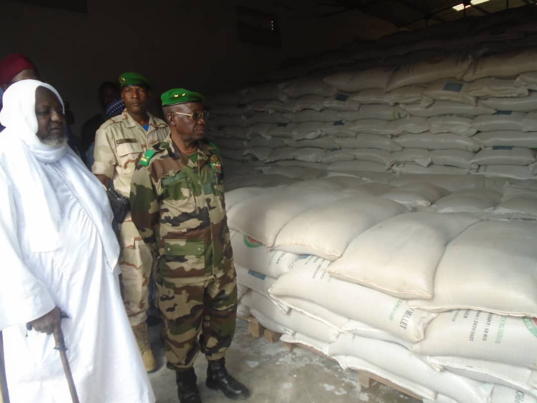 Dosso : Le gouverneur de Dosso visite les magasins de l’OPVN, de l ...