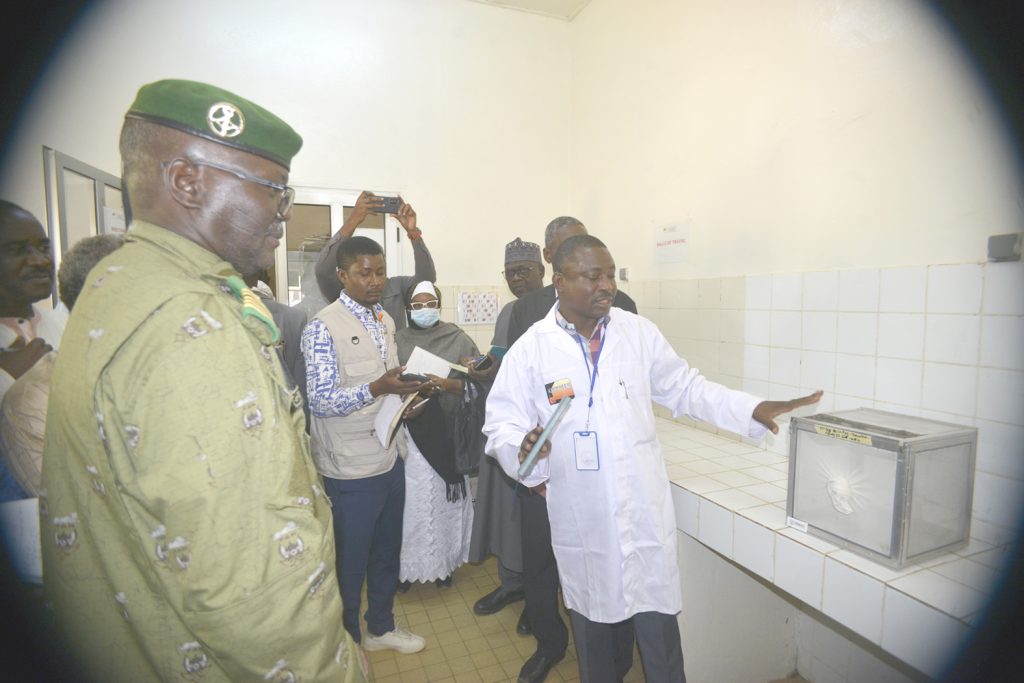 Visite du Ministre de la Santé publique au Centre de recherche médicale ...
