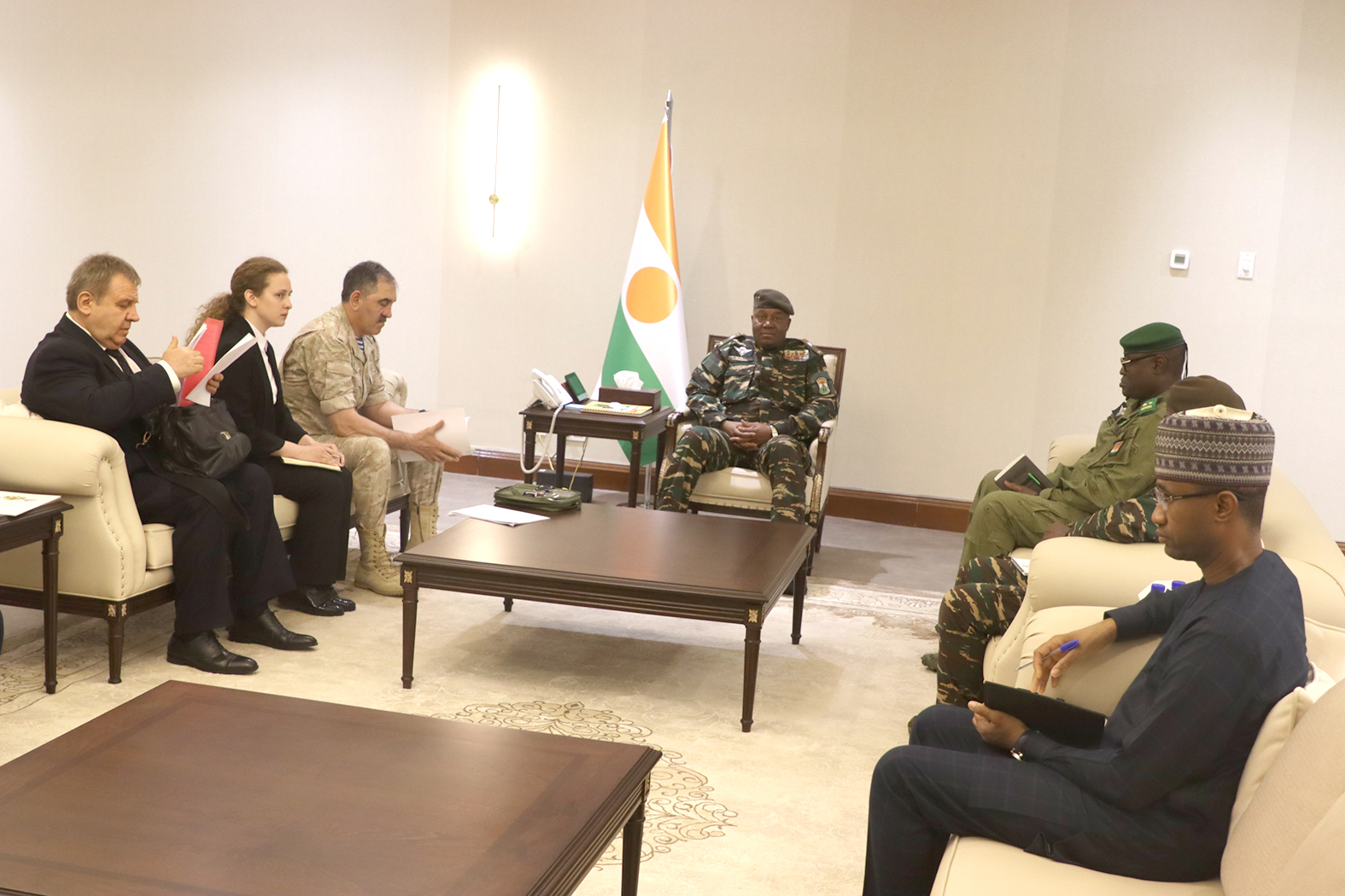 Au Cabinet du Président du Conseil National pour la Sauvegarde de la Patrie : Le Chef de l’Etat ...