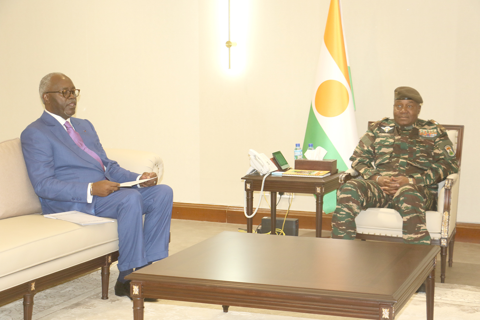 Au Cabinet du Président du Conseil National pour la Sauvegarde de la Patrie (CNSP) : Le Chef de ...