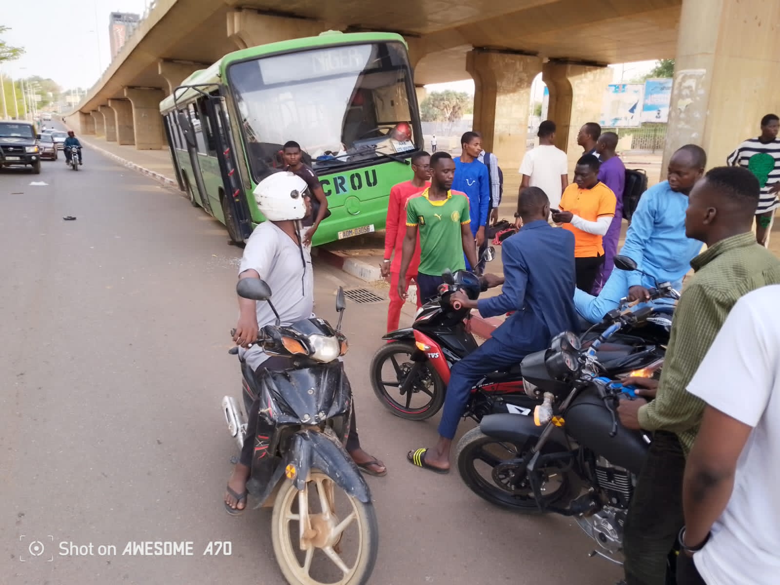 Sécurité routière : Un bus de l’Université Abdou Moumouni perd ses ...