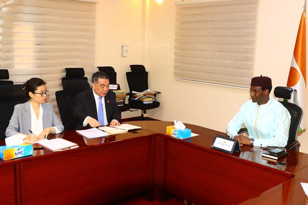 A la Primature : M. Ali Mahaman Lamine Zeine reçoit le PCA de China ...