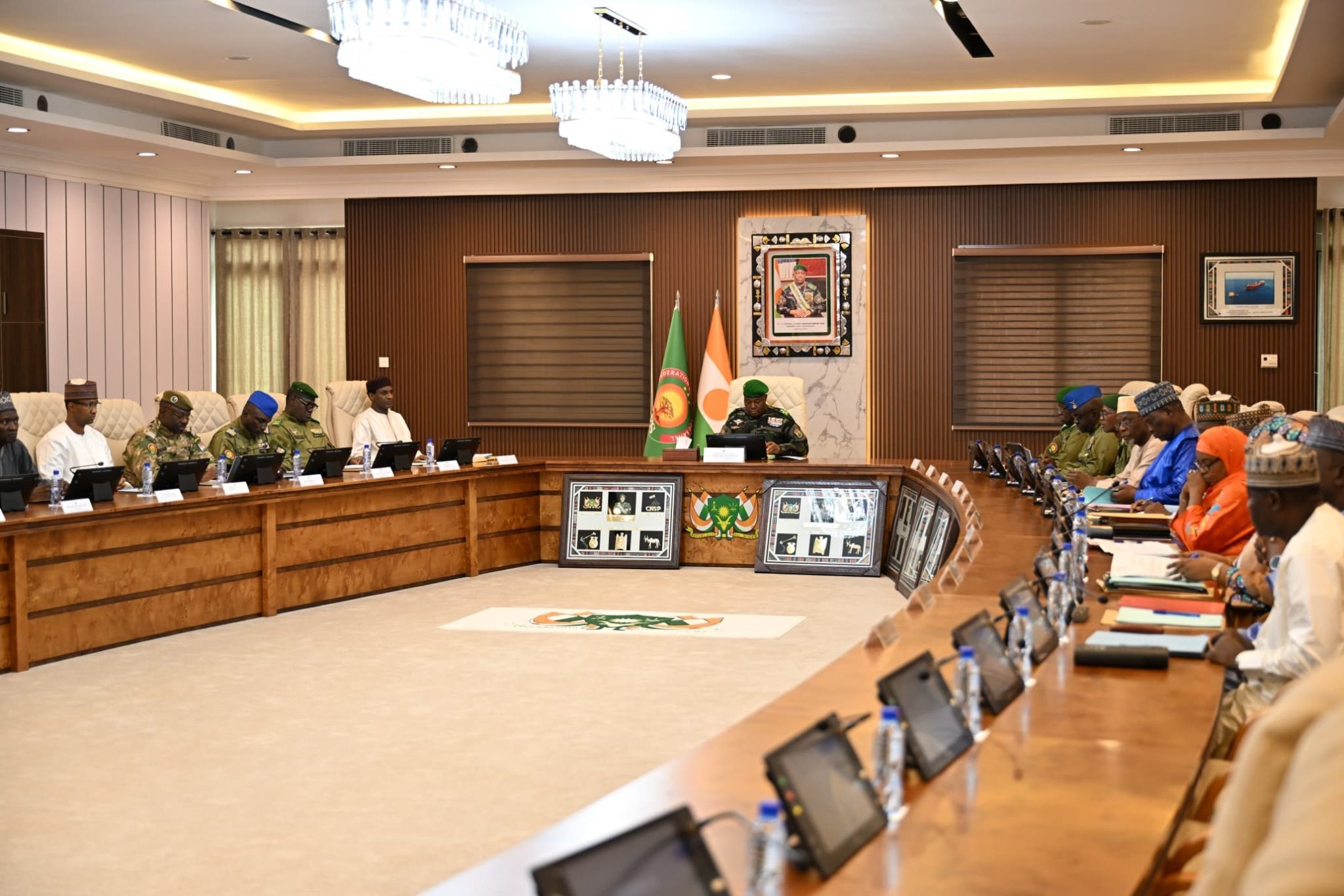 Communiqué du Secrétariat Général du Gouvernement : Le Chef de l’Etat signe plusieurs décrets ...