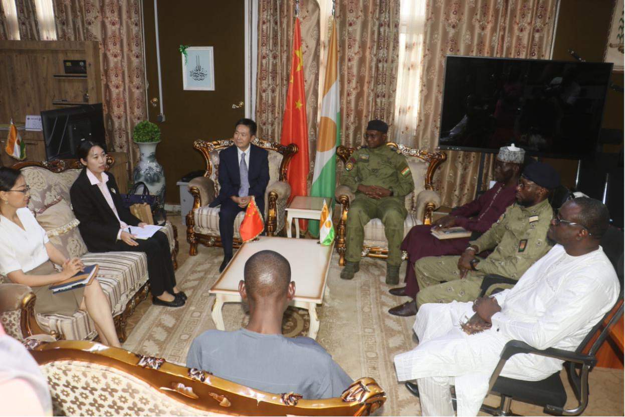Visite de l’ambassadeur de Chine à l’Hôtel de Ville de Niamey : S.E. Lyu Guijun réaffirme la ...