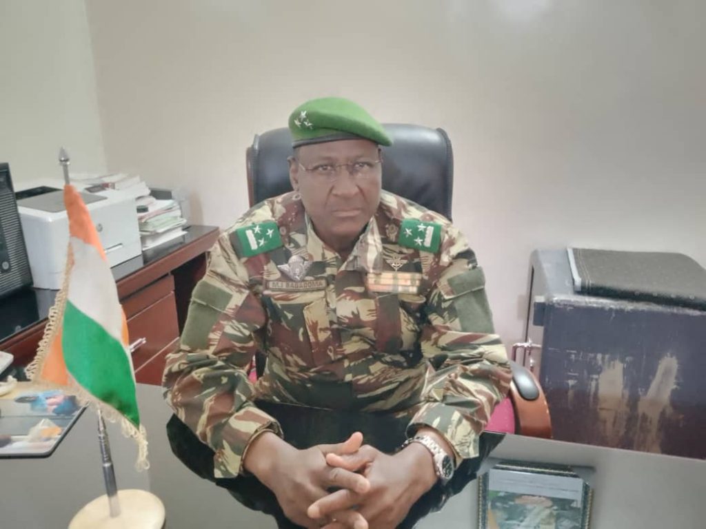 Diffa : Le gouverneur salue la mobilisation exceptionnelle de la population lors de la visite du ...